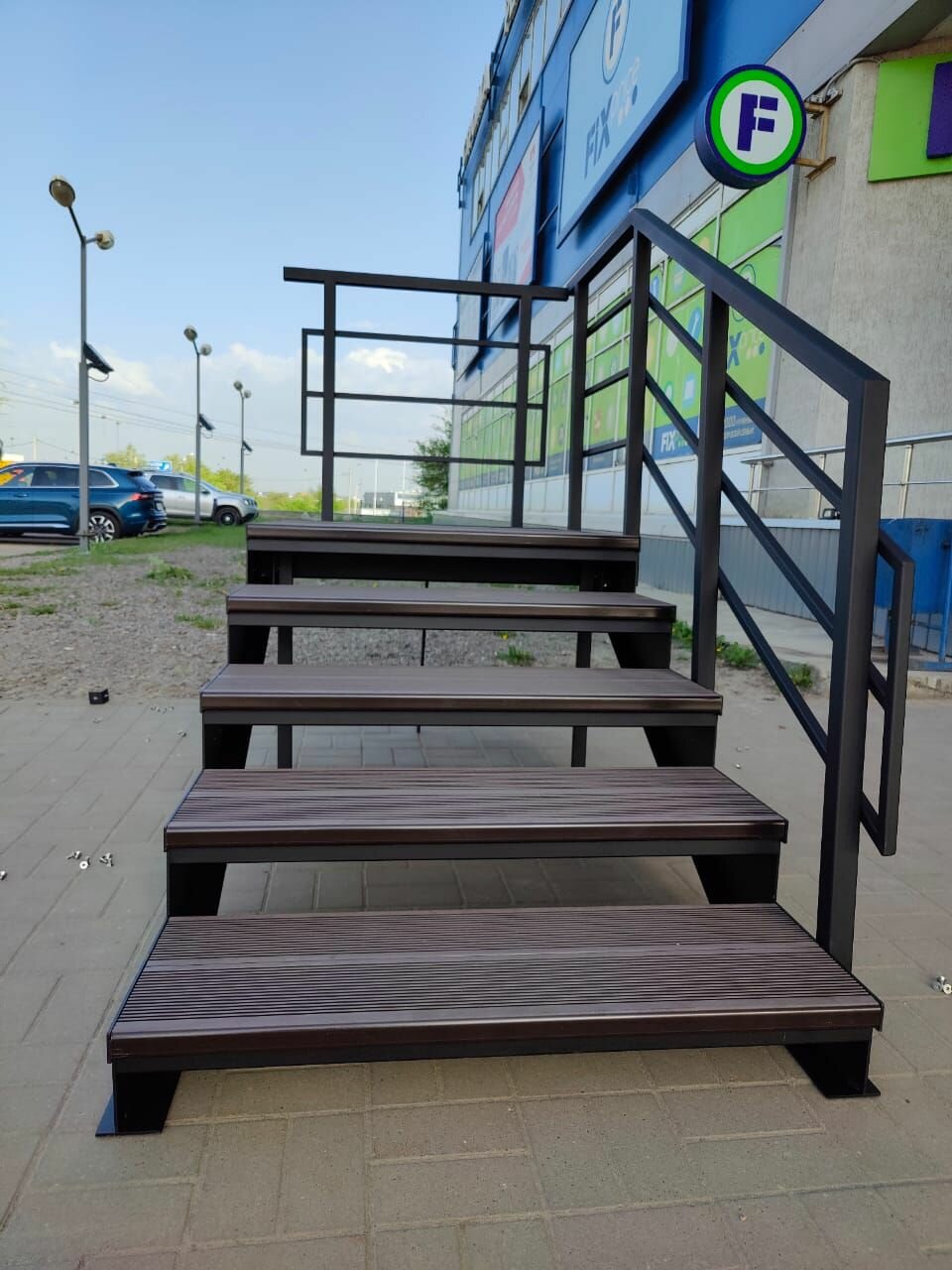 Лестница-крыльцо 5 ступеней с площадкой, с ДПК, ограждения справа и торца площадки. Ширина 1м, высота 1м.