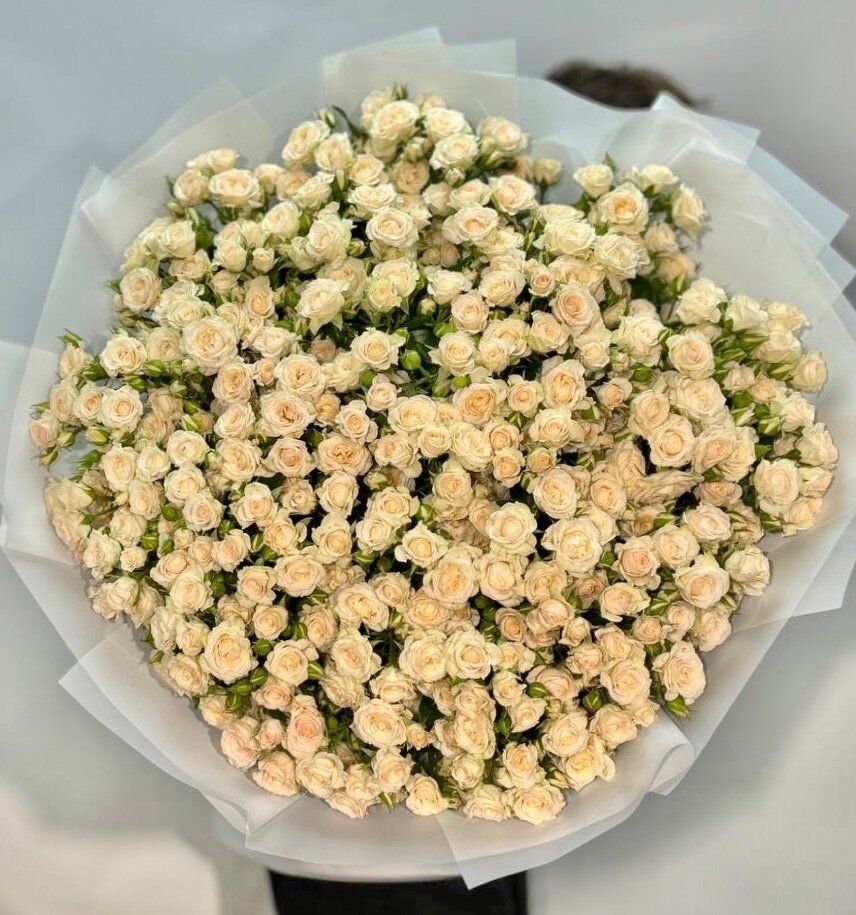 Букет из кремовой кустовой розы "Крем Грация" с доставкой до двери