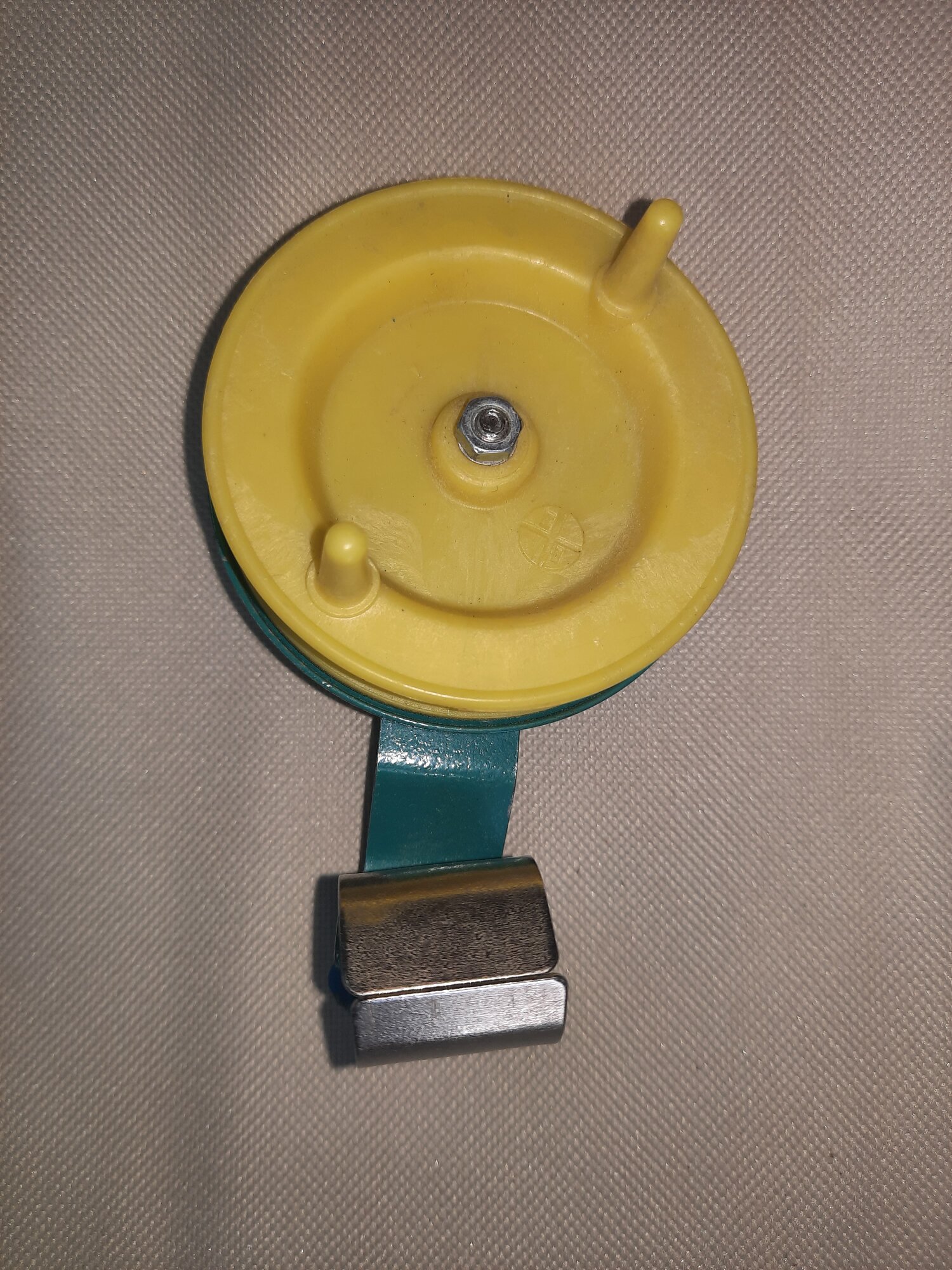 Катушка рыболовная инерционная проводочная пластиковая с металлическим держателем