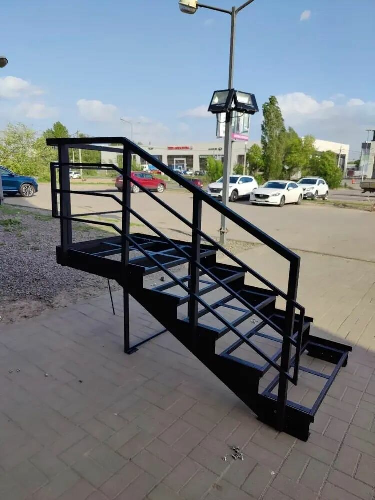 Лестница входная 5 ступеней с площадкой, без ДПК, перила слева и торца площадки, ширина 1 м, высота 90 см.