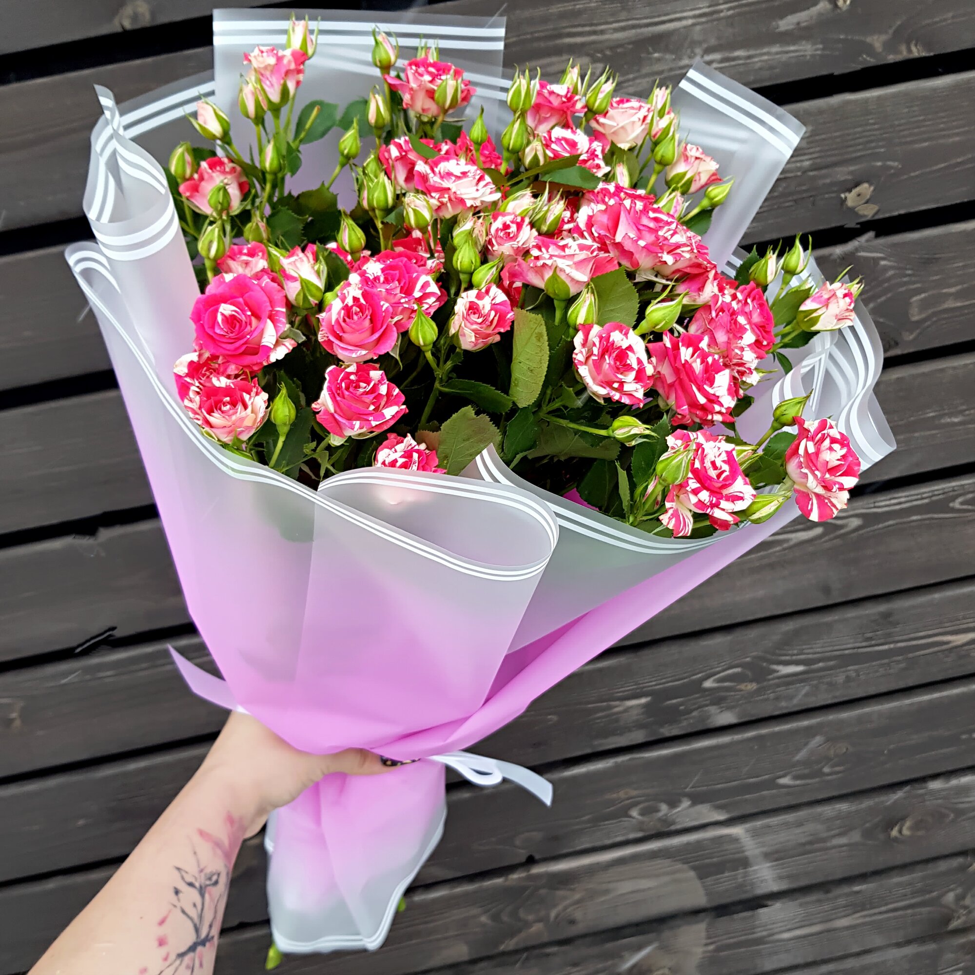 Букет цветов "Красная искорка", высота 50 см, 7 кустовых роз