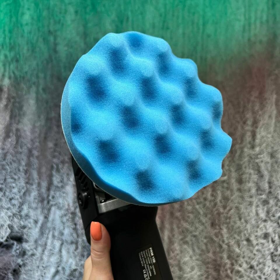 Полировальный круг поролоновый рельефный средней жесткости 150 мм синий SAVECAR Medium Cut foam pad Blue