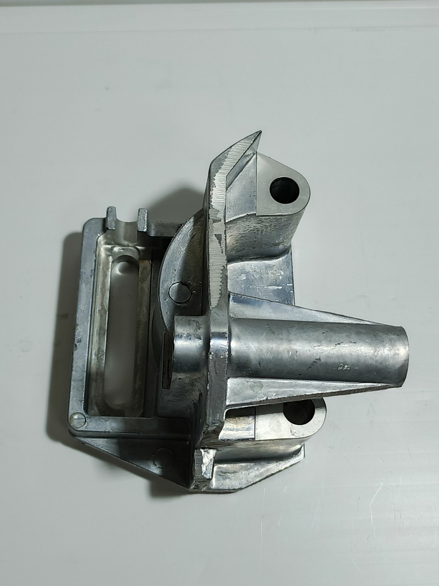 Кронштейн шкива компрессора кондиционера JAC S5 (2013-2019) [2.0 16V 5MT внедорожник Turbo] 1015102GD052