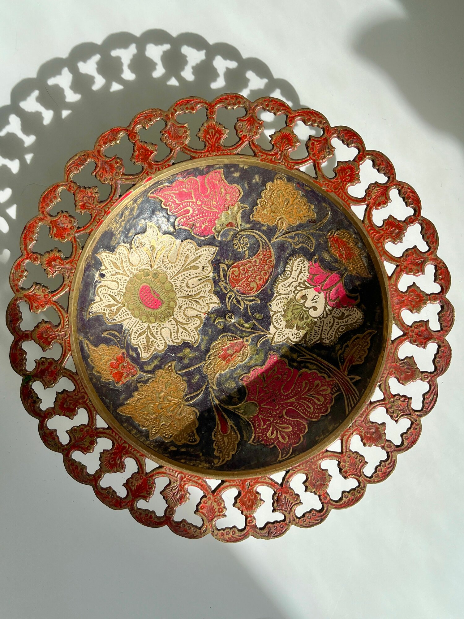 Конфетница (сухарница) с прорезным бортом и цветочным декором, латунь. Индия. Диаметр - 20,5.