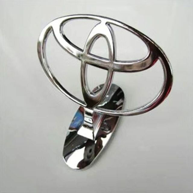 Эмблема на капот Toyota / Прицел на капот Toyota