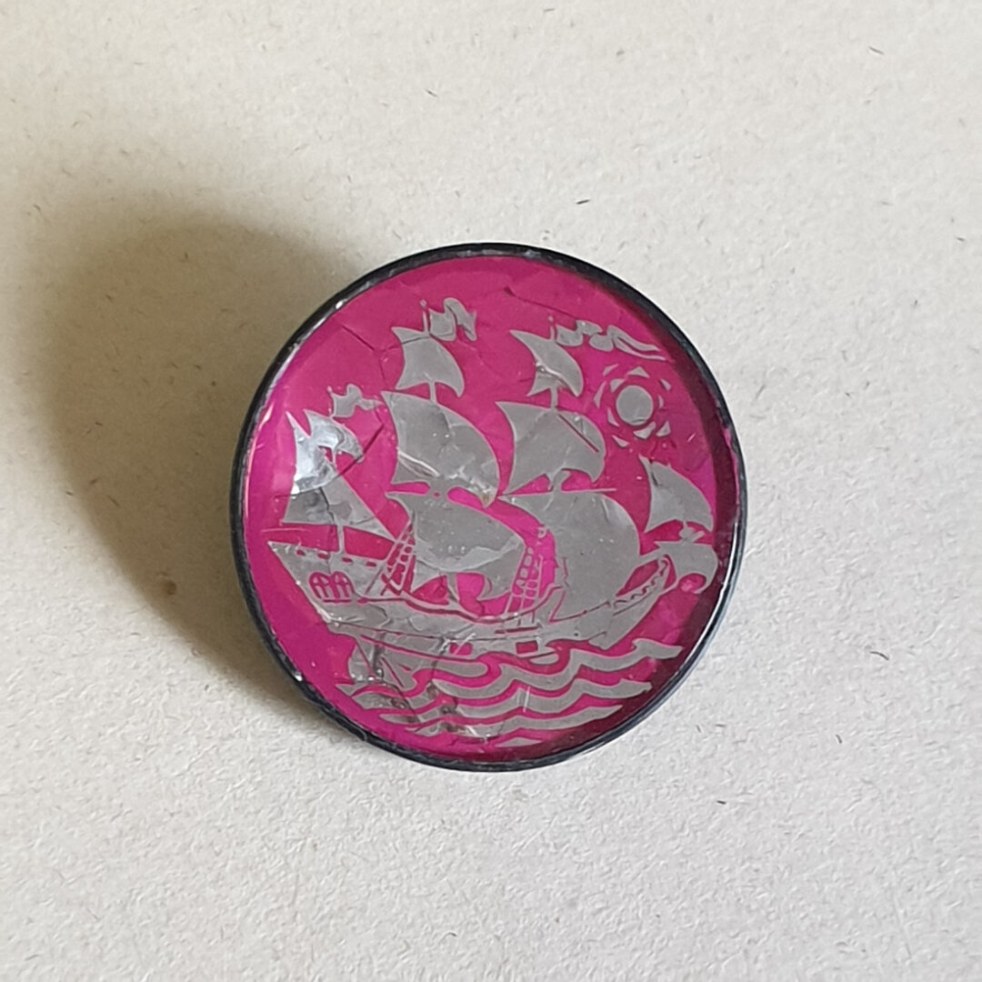 Значок СССР, парусник, море, солнце, розовый фон, металл, ретро, советский и винтажный стиль.