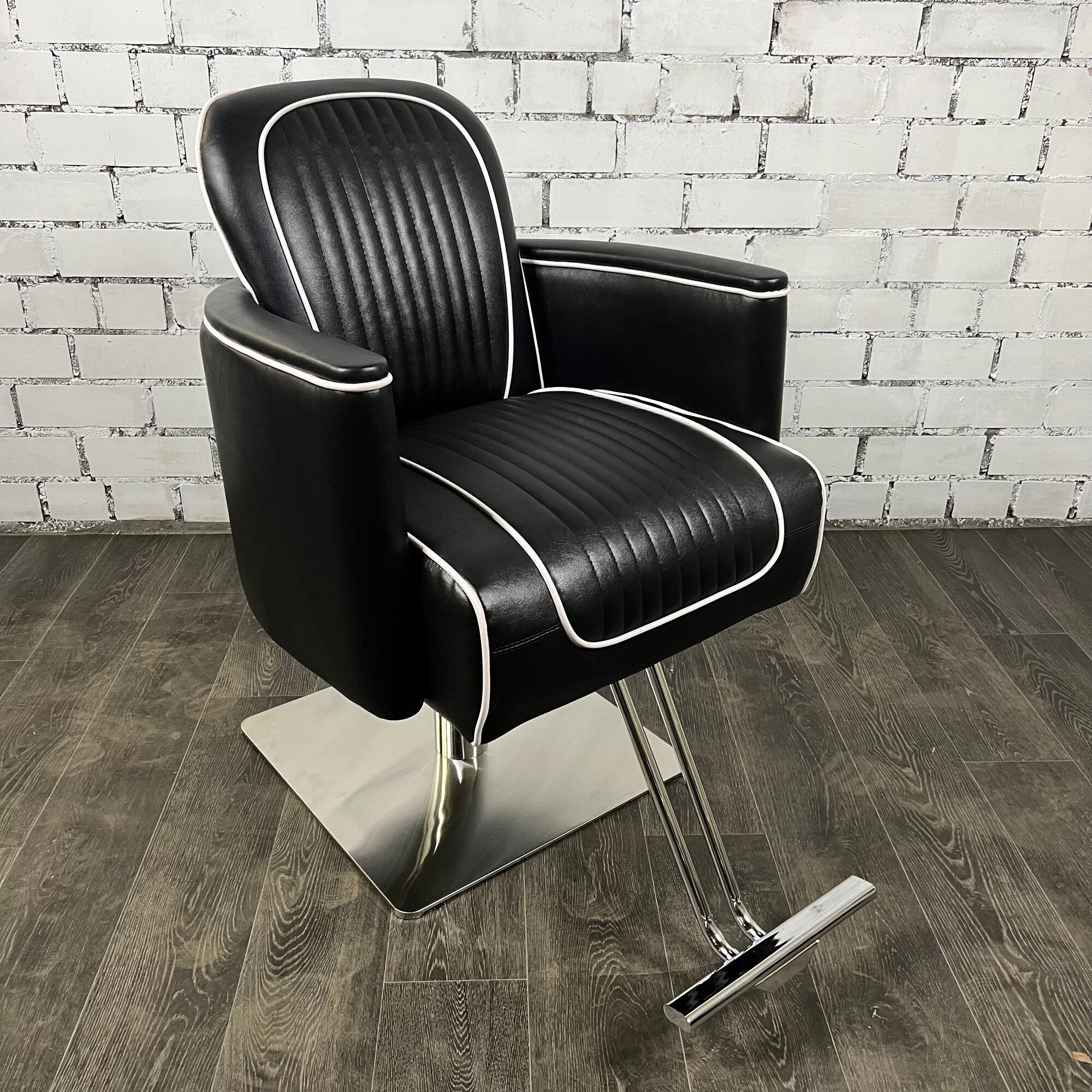 Парикмахерское кресло Брукс, на квадратном основании, черный кожзам