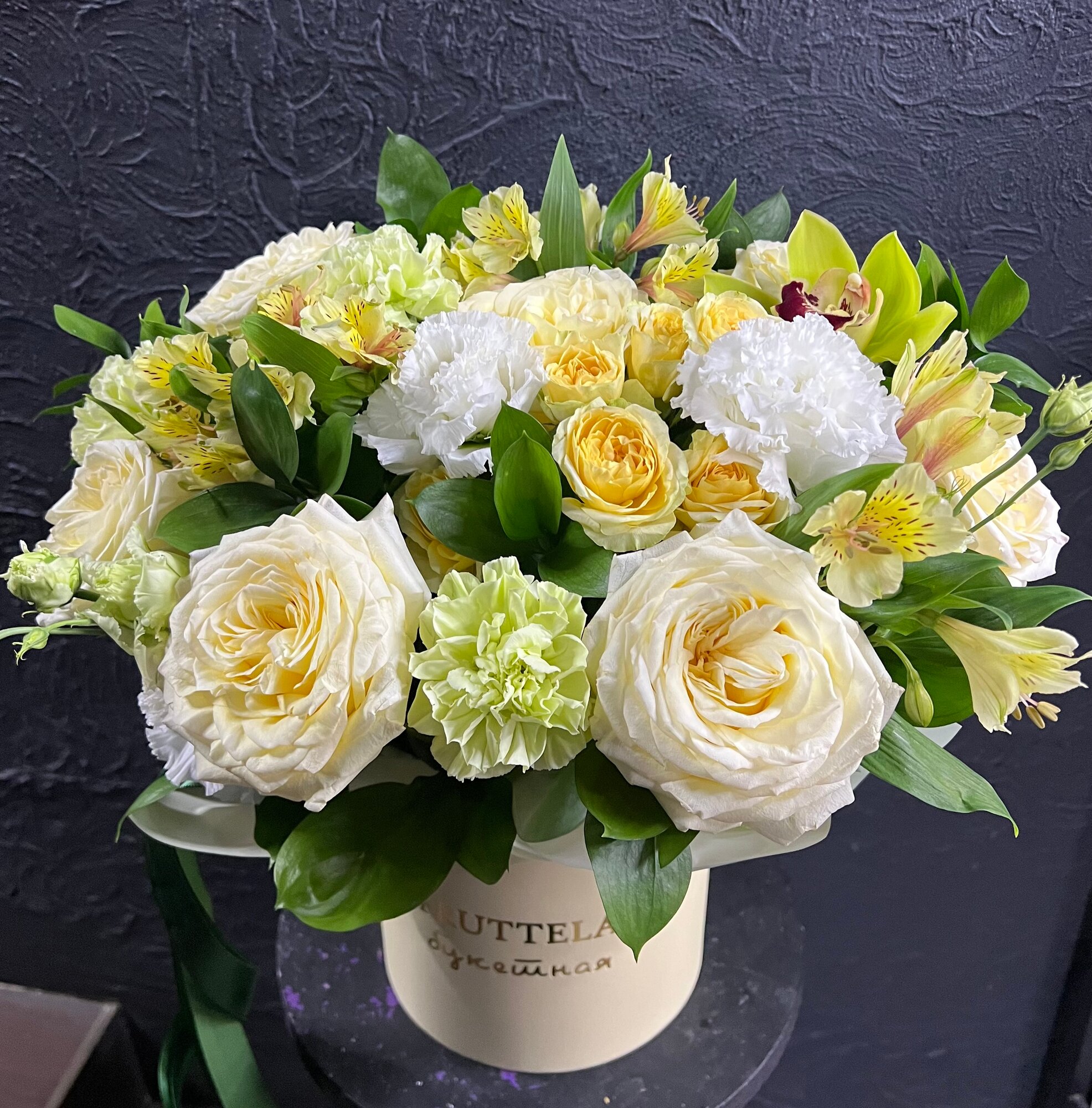 Цветочная композиция, с пионовидной розой и орхидеей, желто-зеленые оттенки