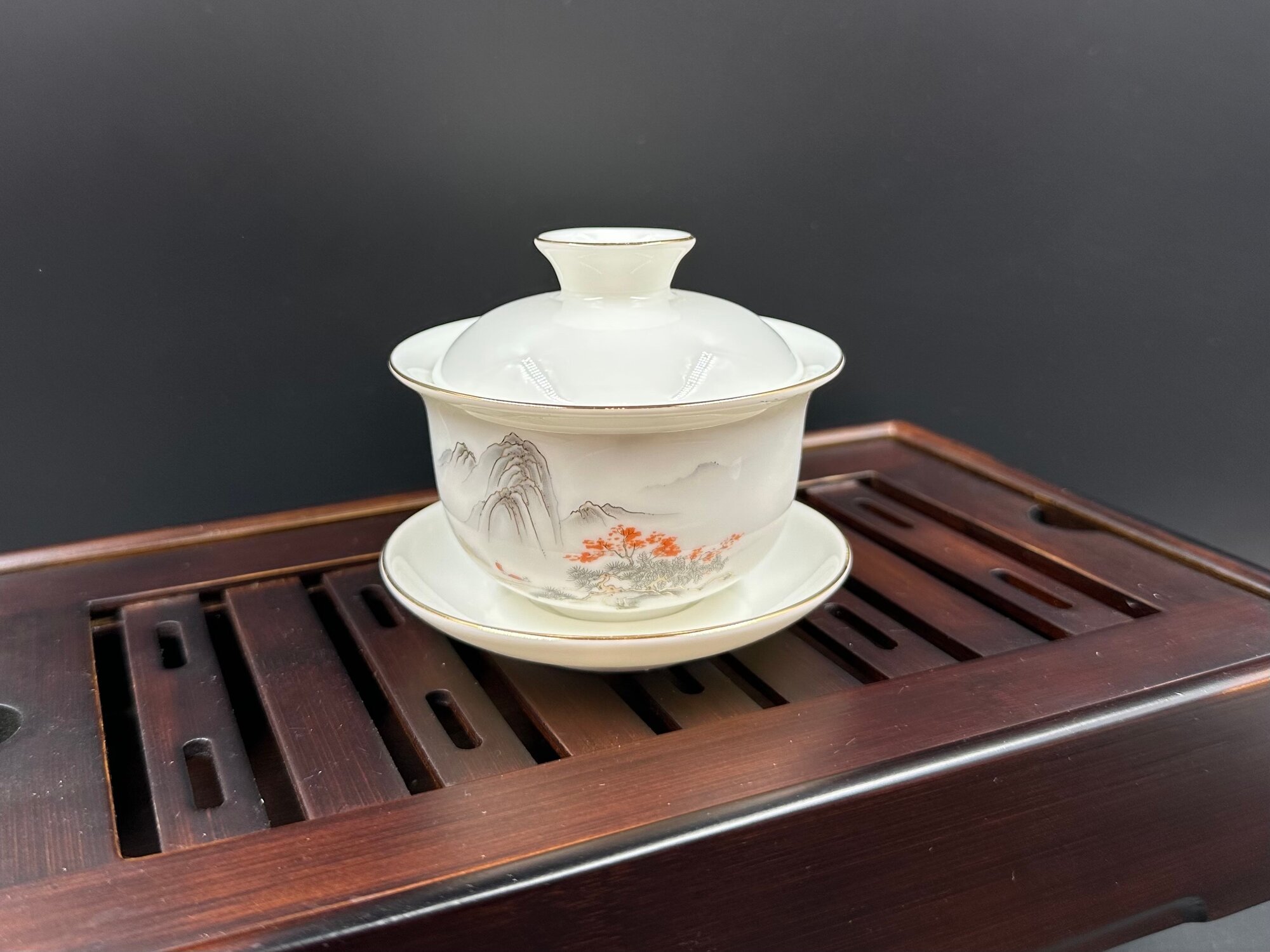 Гайвань с орнаментом «Великие реки и горы». Из фарфора «бараний жир, нефрит», вместимость 150мл.