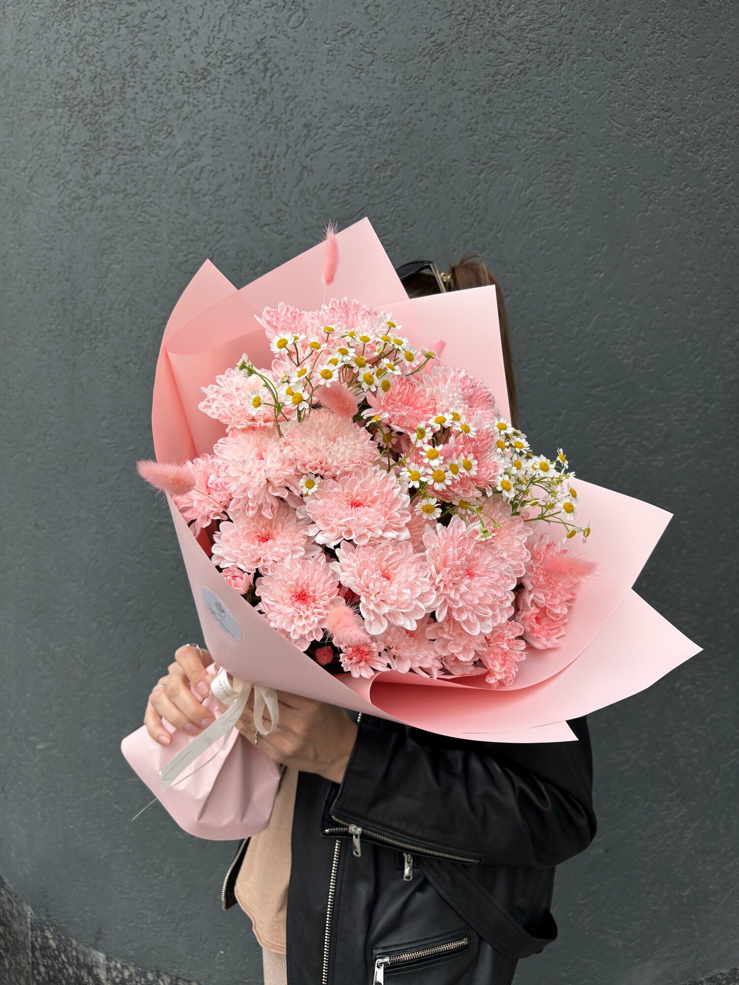 Персиковый - большой летний букет из нежно розовой хризантемы и ромашек