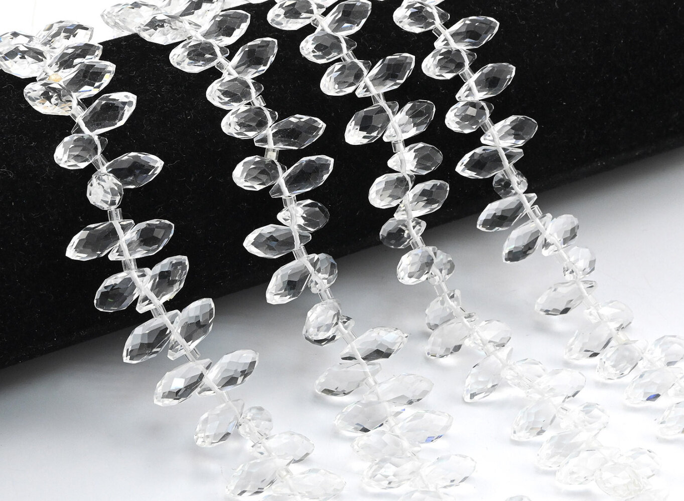 Бусины из циркона капля гр.12*6мм цв. хрусталь, 43см, 95 бусин .