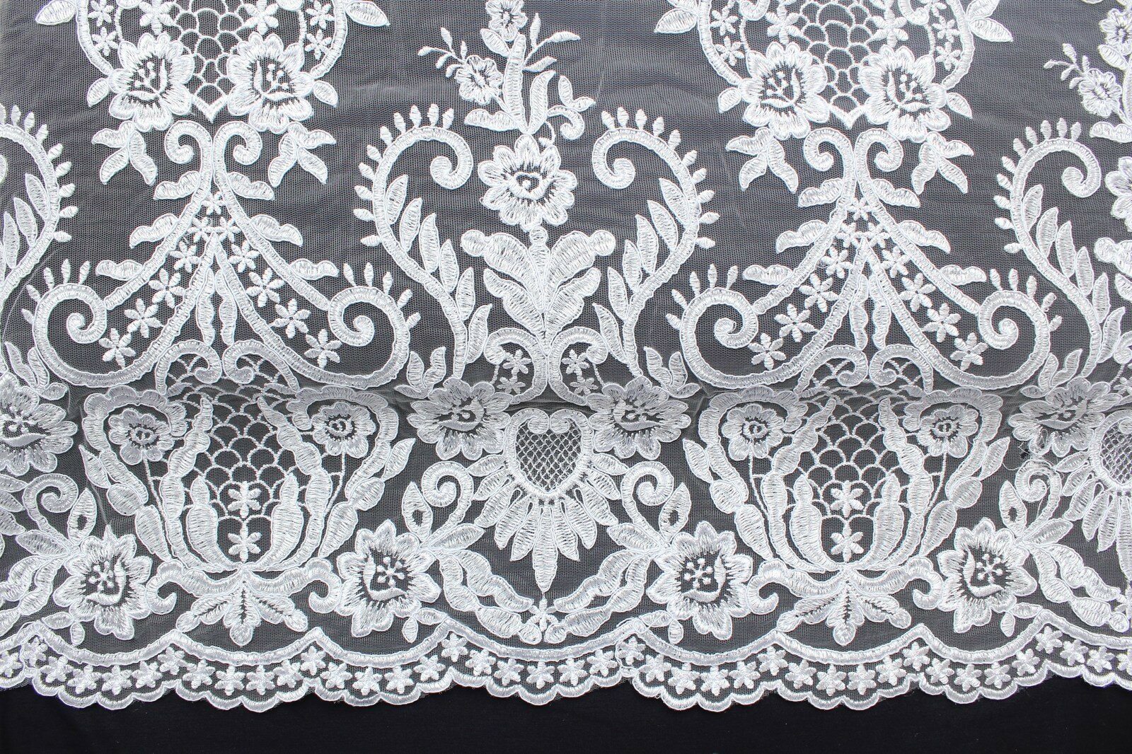 Ткань Вышивка с кордом на белом фатине с фестоном, ш124см, 0,5 м