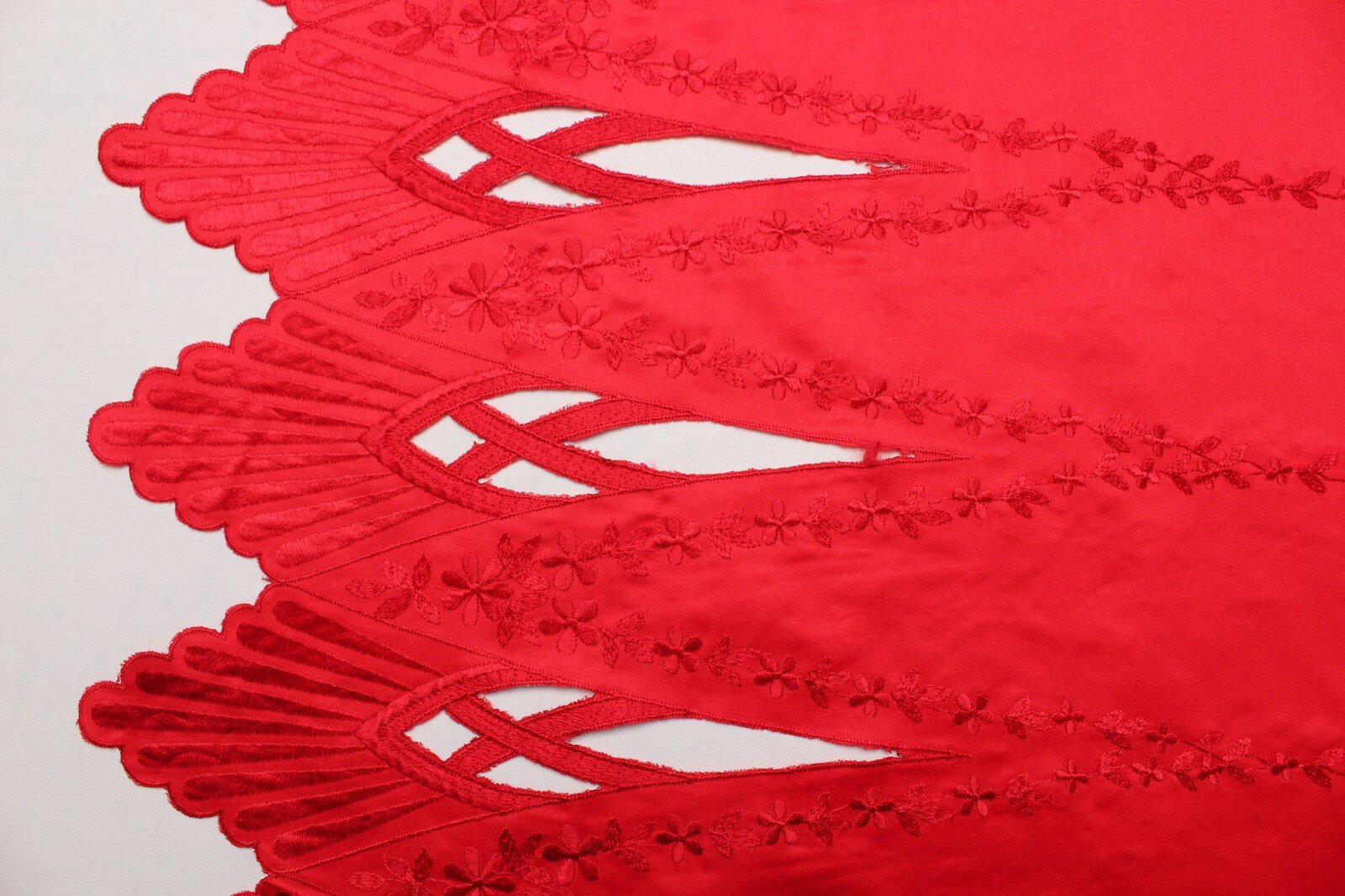 Ткань Вышивка ришелье (perfori) хлопком на сатине ярко-красного цвета, кайма, ш140см, 0,5 м