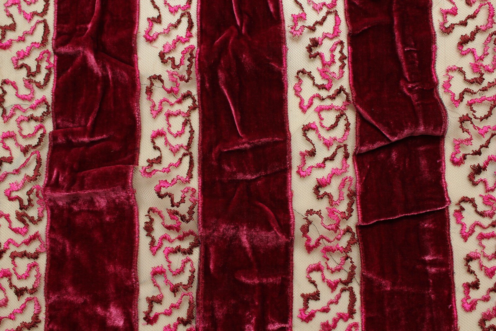 Ткань Панбархат с вышивкой в полоску брусничного цвета, 230 г/пм, ш120см, 0,5 м