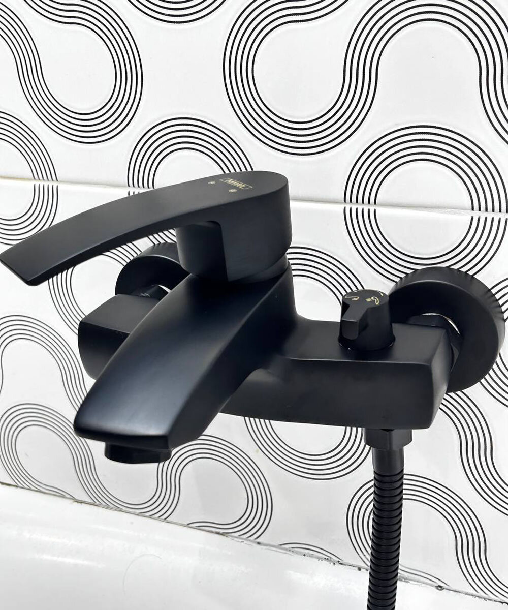 Смеситель для ванны и душа из латуни с лейкой и шлангом H30009-C от бренда Hansen цвет черный