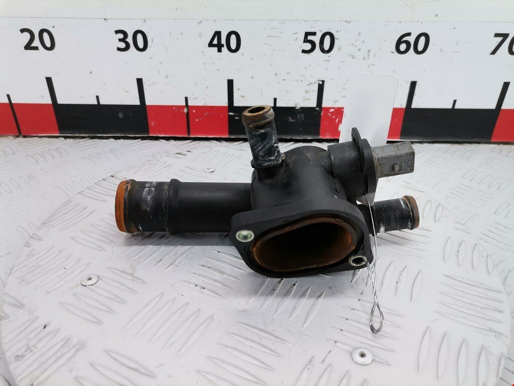 Фланец (штуцер системы охлаждения тройник) Volkswagen Caddy 3 038121132D арт. 1578110