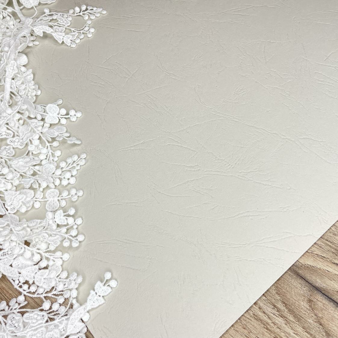 Дизайнерская бумага с тиснением под кожу, цвет светло-серый, плотность 300 гр, размер 35*50 см