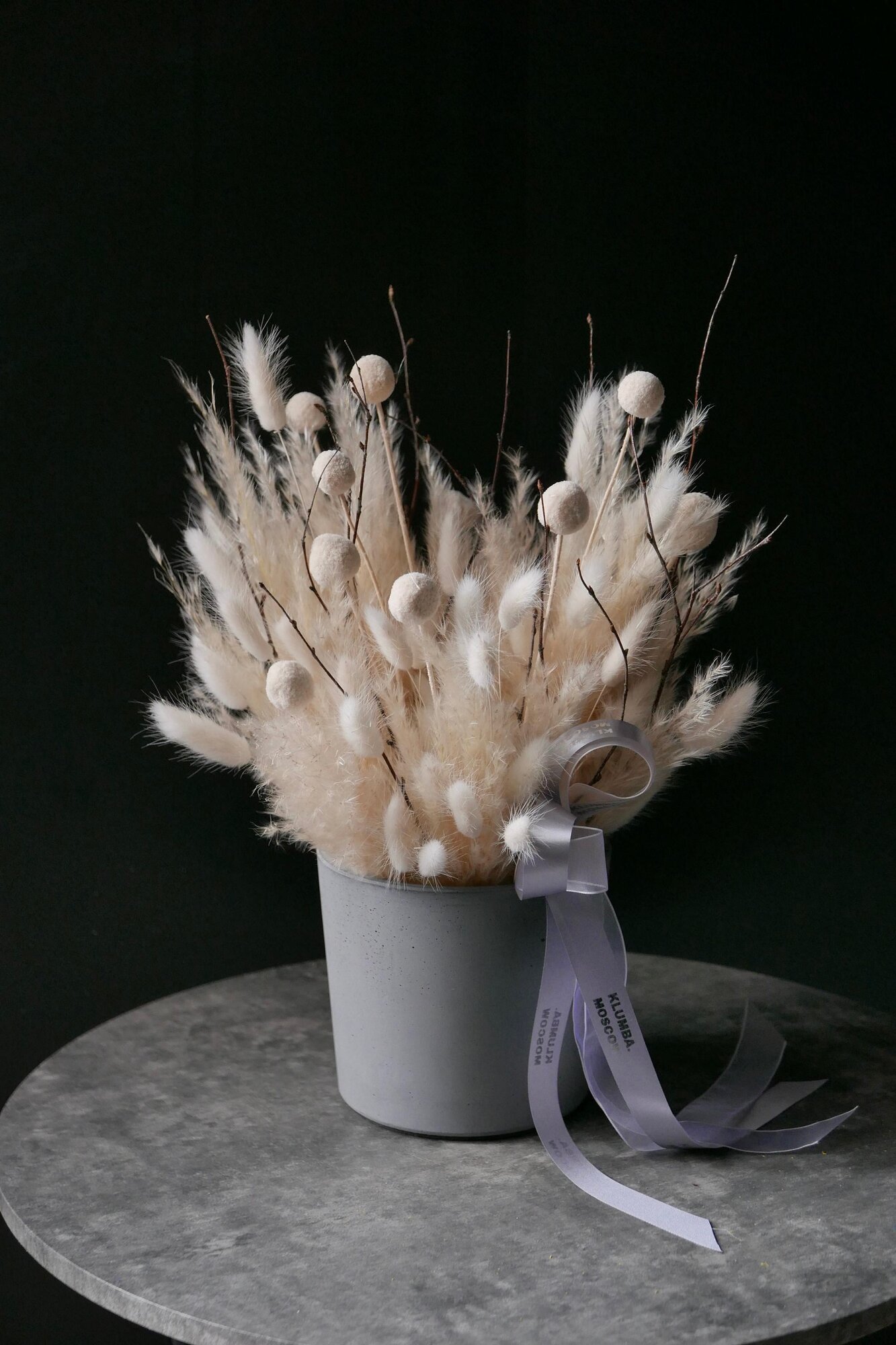 Интерьерная композиция из сухоцветов в бетонном кашпо от студии клумба. москва