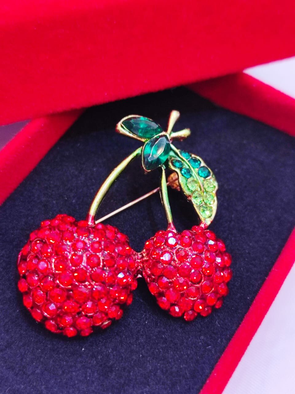 Брошь, стразы