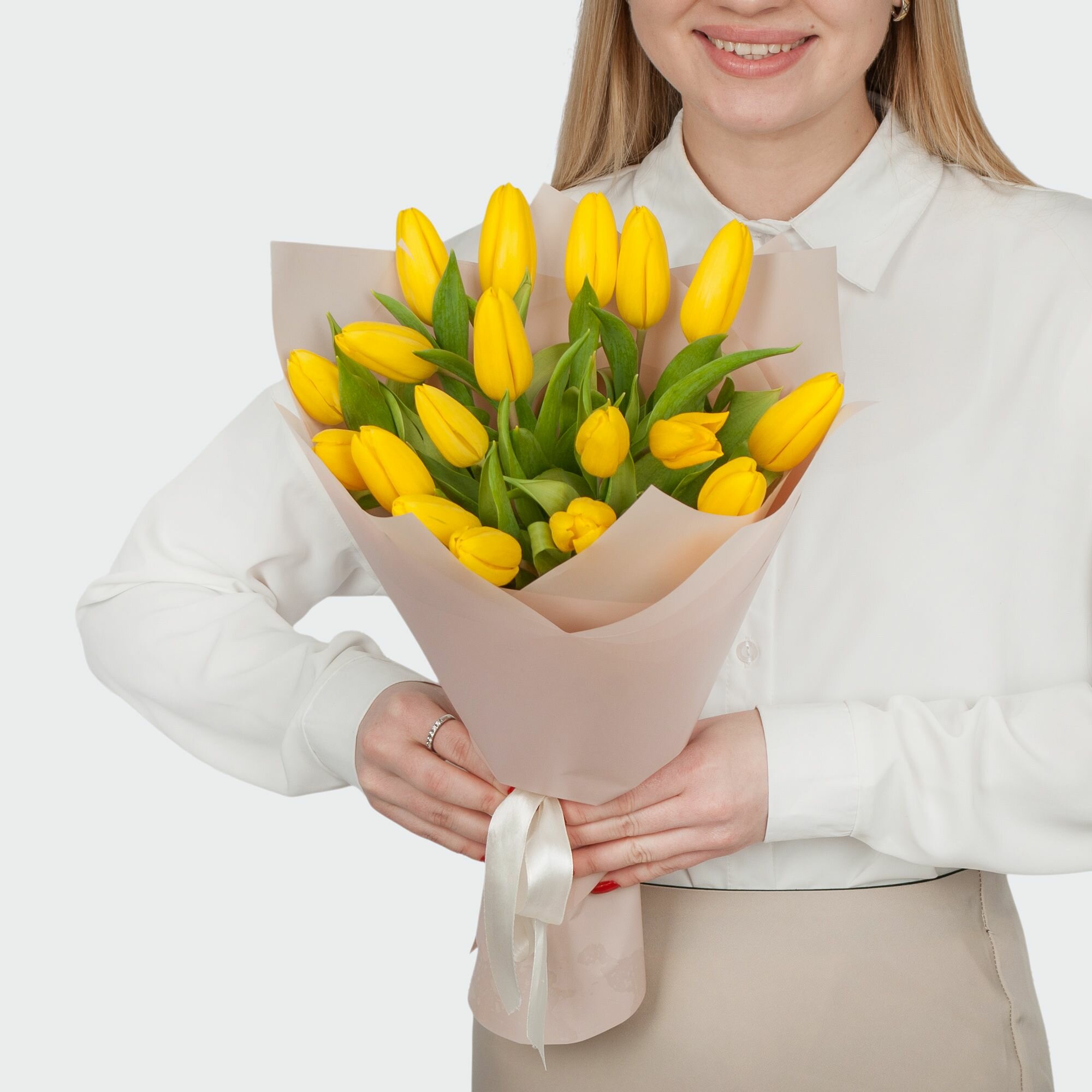 Букет тюльпанов СоюзЦветТорг, 19 цветков, 40см, жёлтые, матовая упаковка, под ленту
