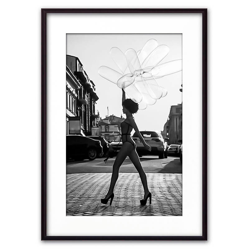 Постер в рамке Девушка с шариками, 40х60 см