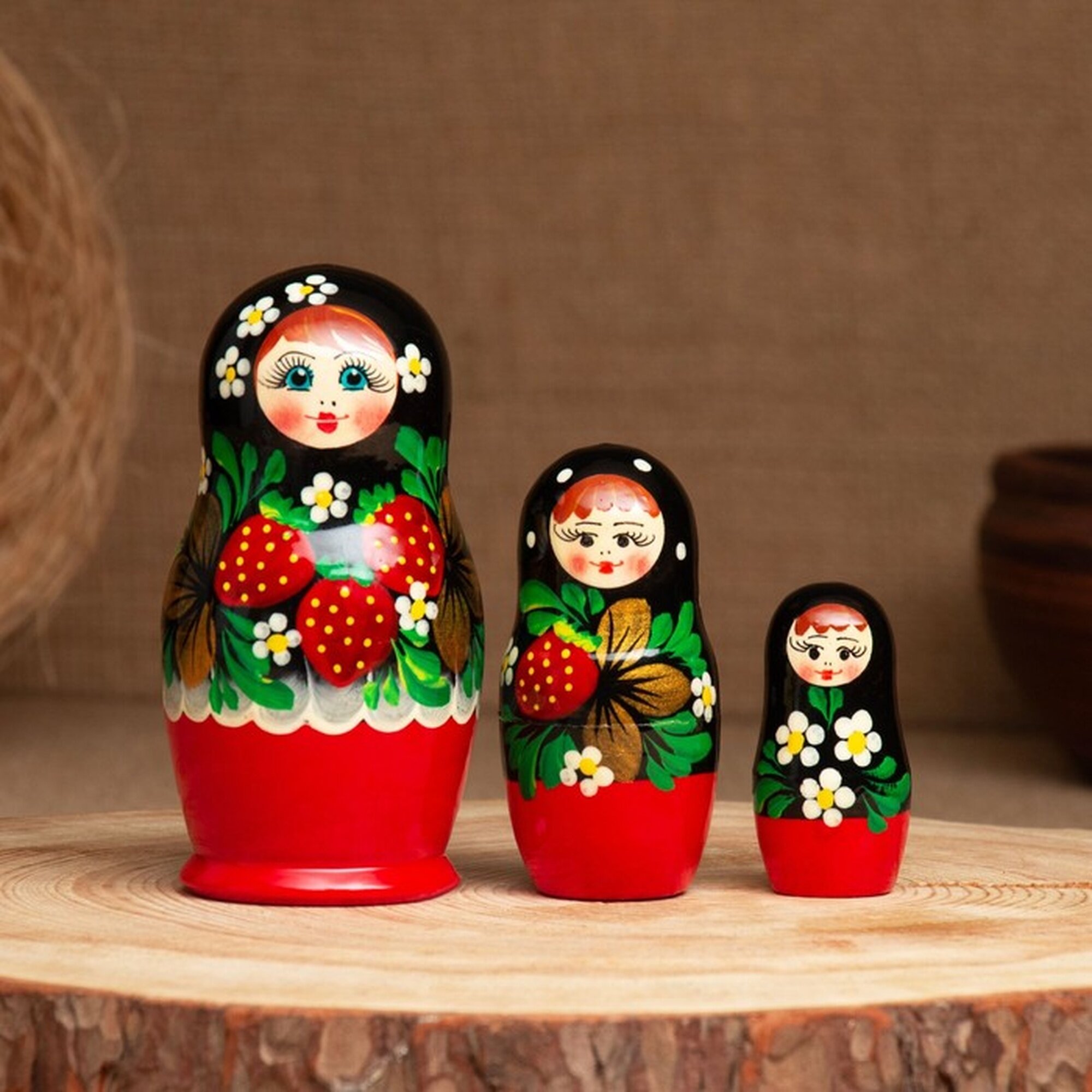 Матрёшка Romanoff "Земляничка", дерево, 10см, 3 куклы, роспись художественная