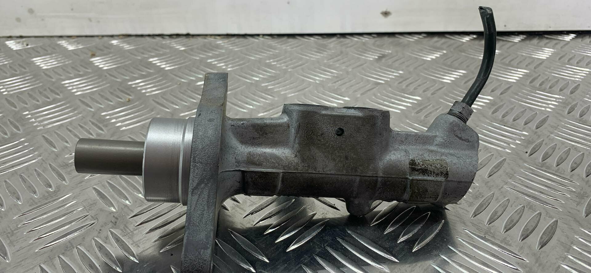 Главный тормозной цилиндр Renault Duster 2014