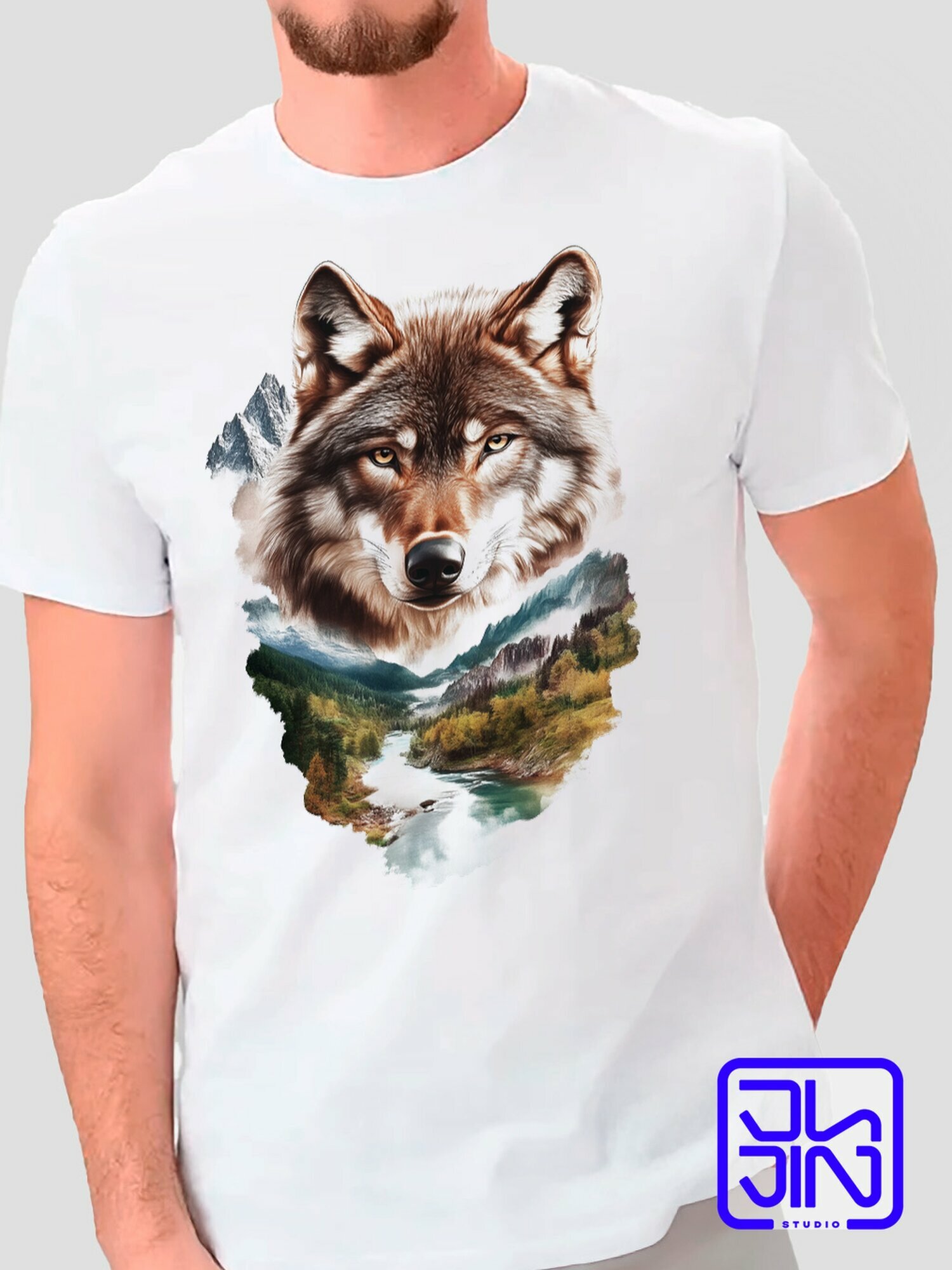 Футболка классическая мужская с авторским принтом Крутой коричневый принт с волком и горами в шоколадных, интересных лесах, белый хлопковый трикотаж с прикольным рисунком на груди