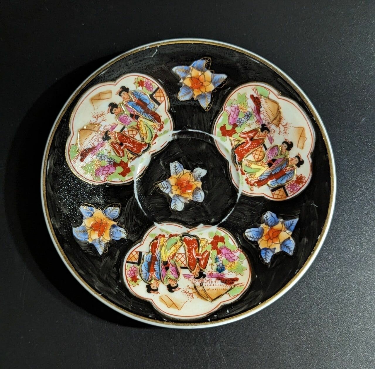 Коллекционная тарелочка Кутани "Гейши в саду". Фарфор, надглазурная роспись. Китай