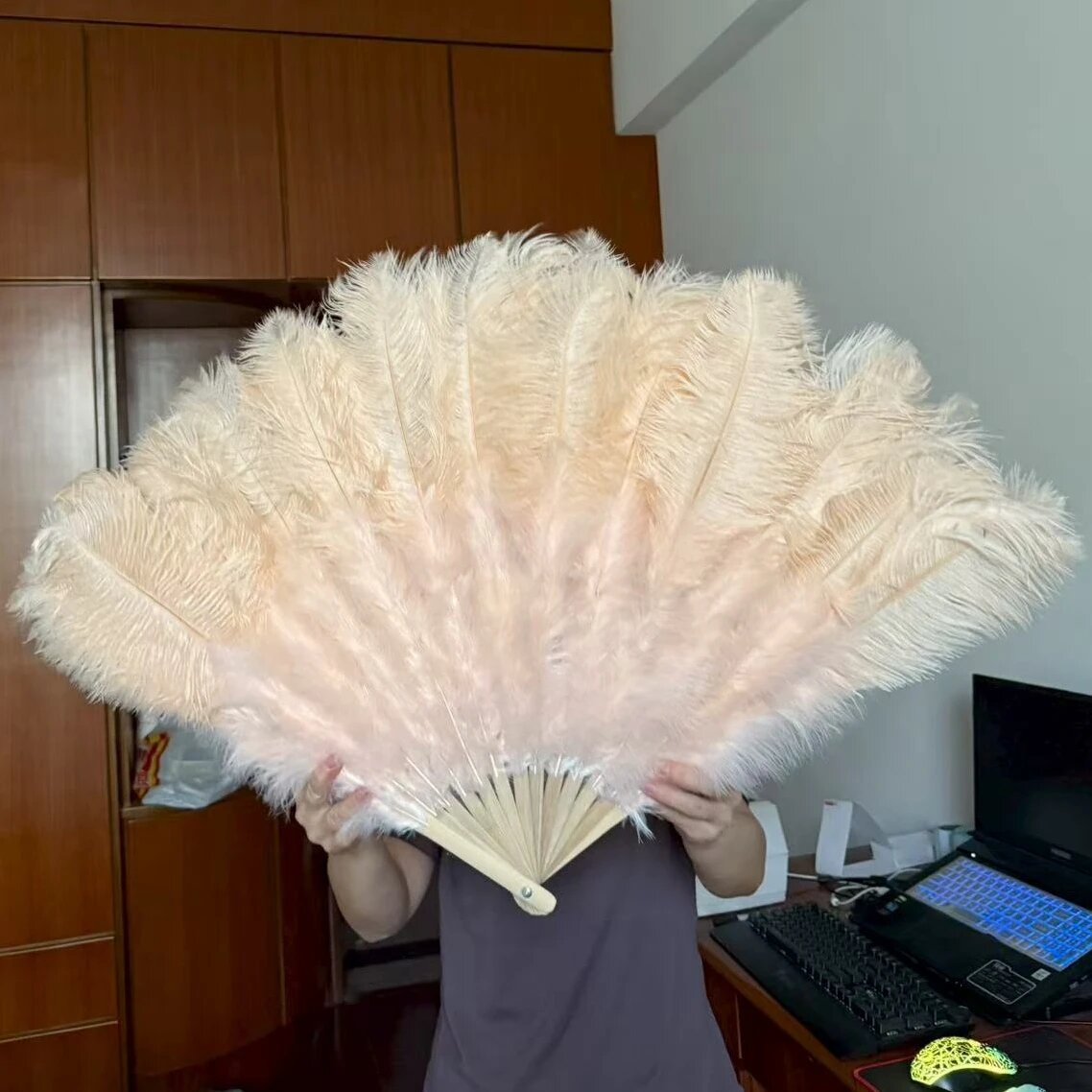 Натуральный веер из страусиных перьев 100 см Left Hand 130cm 1pc, dark champagne