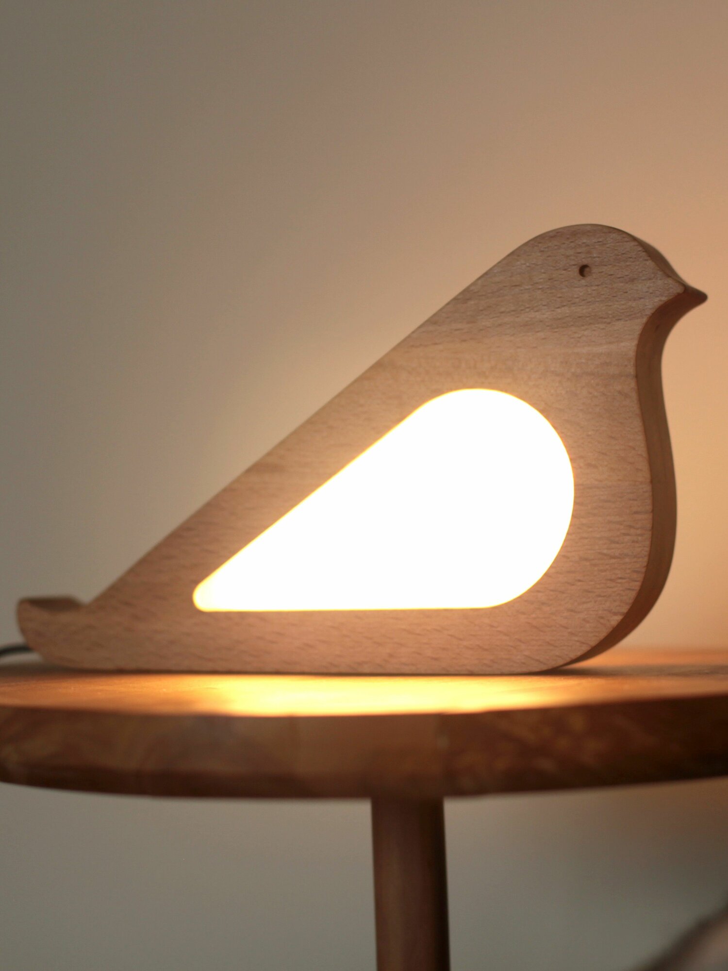 Дизайнерский светильник ночник из цельного бука Горлица