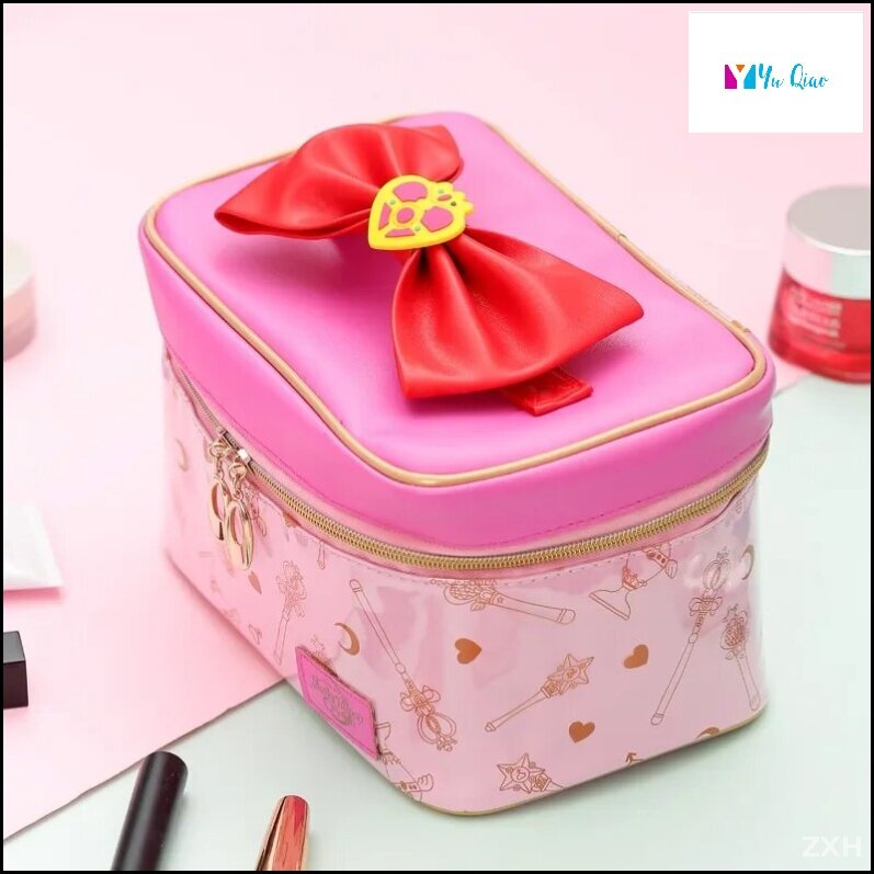 Эксклюзивная косметичка унисекс в розовом цвете для хранения туалетных принадлежностей и макияжа, выполненная из качественной искусственной кожи, представляет собой многофункциональный дорожный органайзер с принтом Сейлор Мун