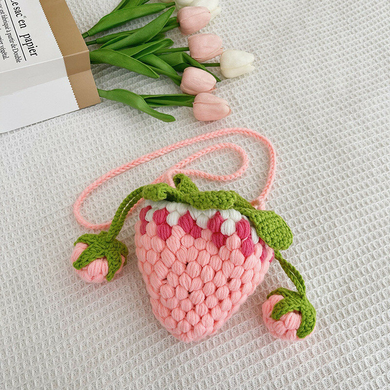 Сумка из мягкого вязаного плюша клубника для детей нейтральный стиль осенний тренд pink