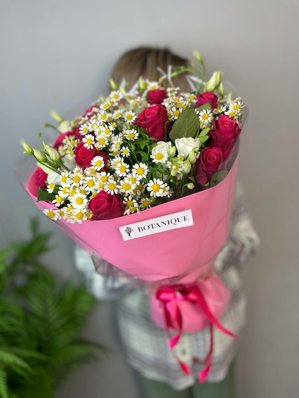 Букет Яркая роза и Ромашка BOTANIQUE FLOWER из розы, ромашки и эустомы в дизайнерской упаковке/ живые цветы с доставкой