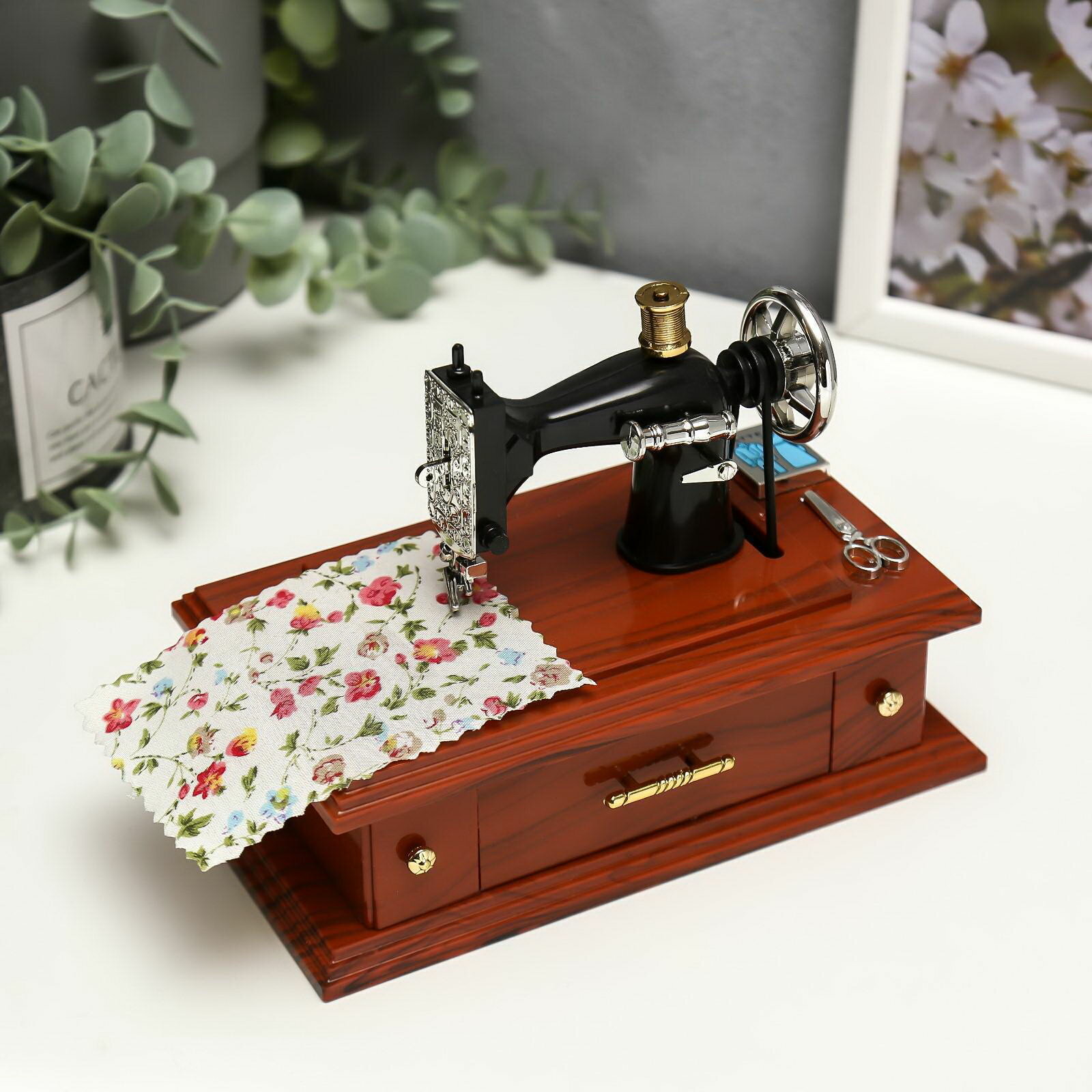 Шкатулка музыкальная механическая "Мамина швейная машинка", пластик, 9.5x18x13.5 см