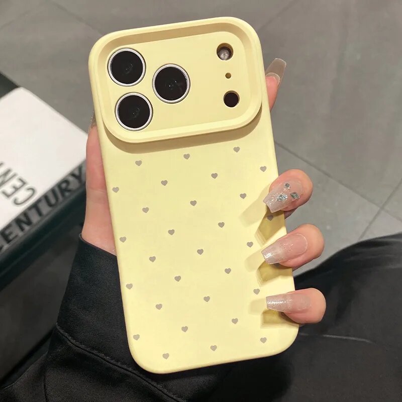 Желтый чехол для iPhone 17 Pro Max с сердечками
