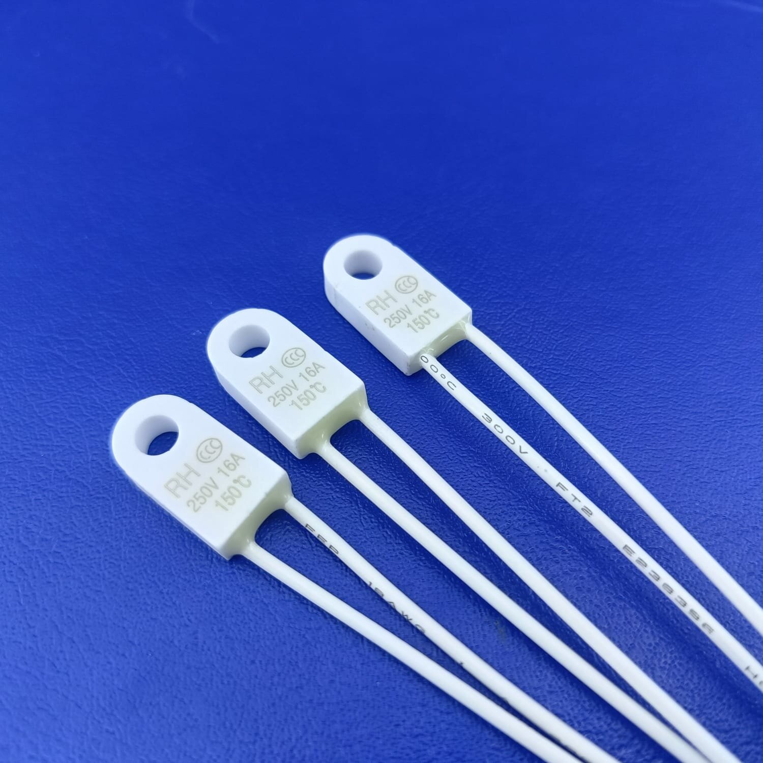 Термопредохранитель RH-02 150C 16A 250V керамика подкова RH 02 , Лот 3 штуки