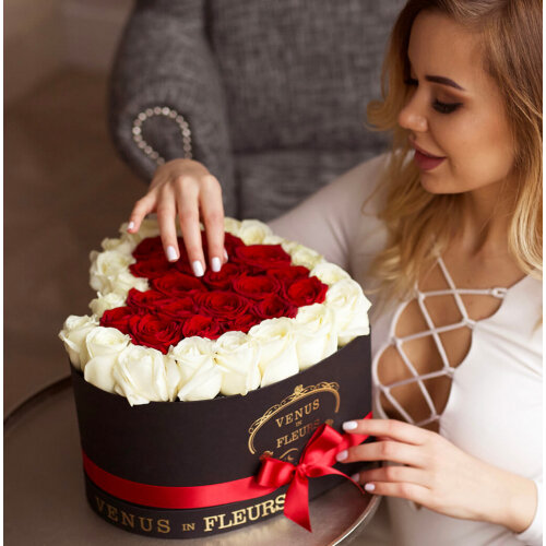 Букет живых цветов, розы с окантовкой в коробке (сердце) 41 шт.