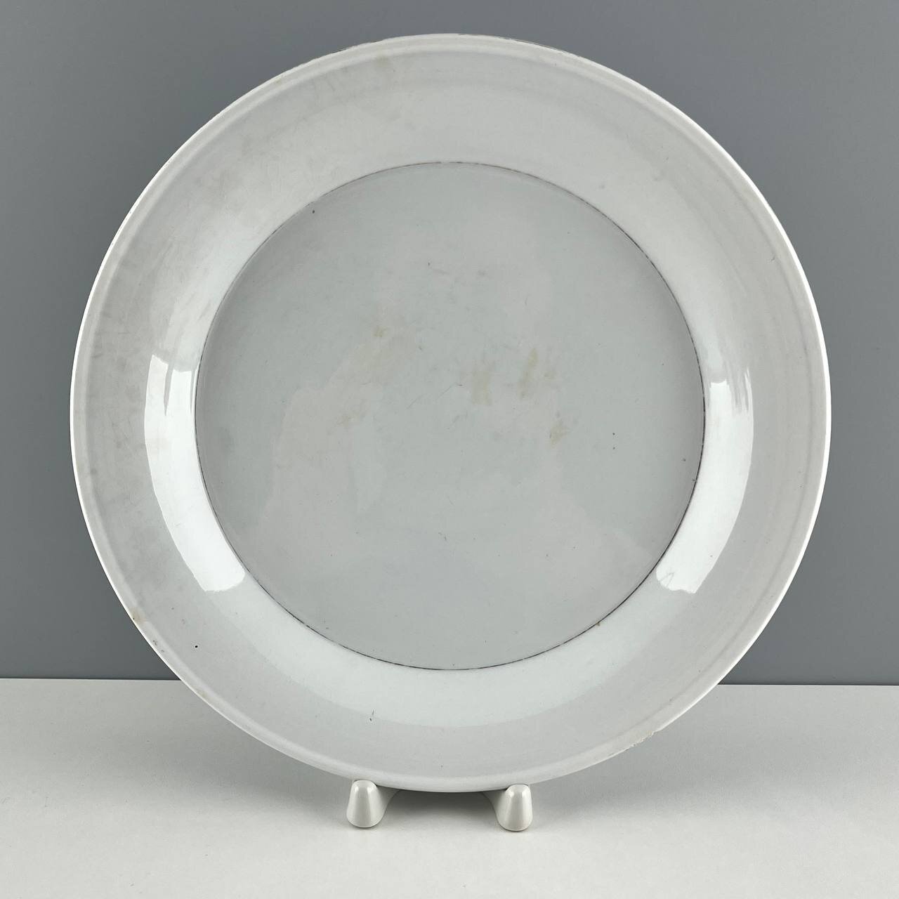 Старинное блюдо "Белое". Фаянс М. С. Кузнецова. Российская империя, 1900-е.