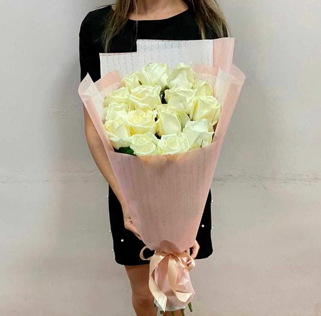 Букет белых из 15 эквадорских роз в дизайнерской упаковке