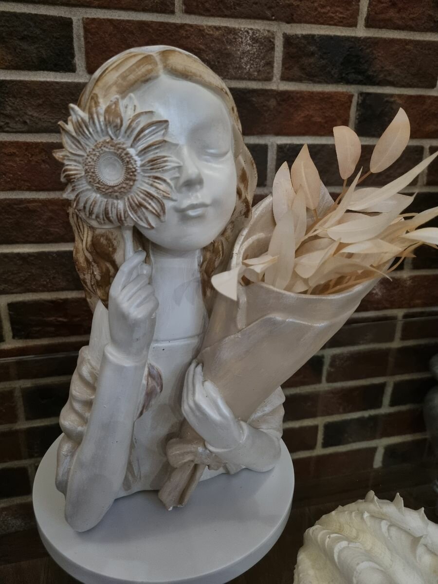 Статуэтка Семейное Производство Лидер "Дина", высокопрочный гипс, ручная работа, бежевая, 43x35x29 см