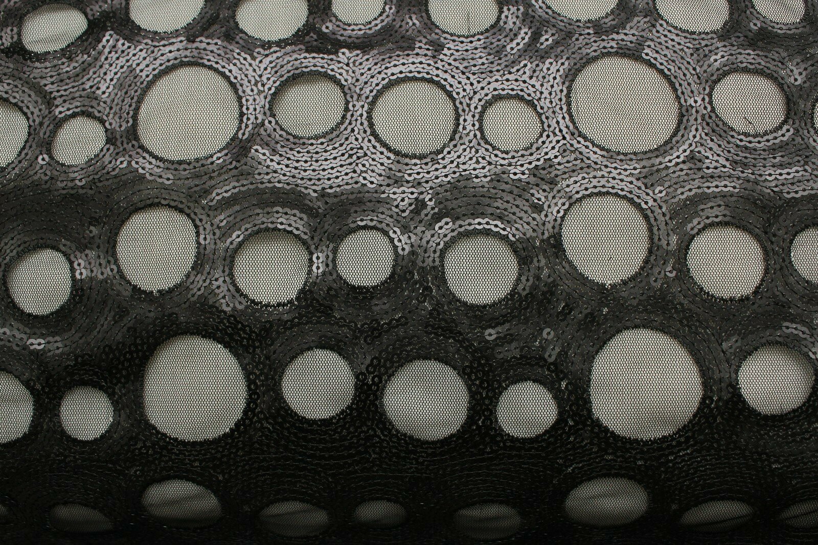 Ткань Пайетки на трикотажной чёрной сетке, ш130см, 0,5 м