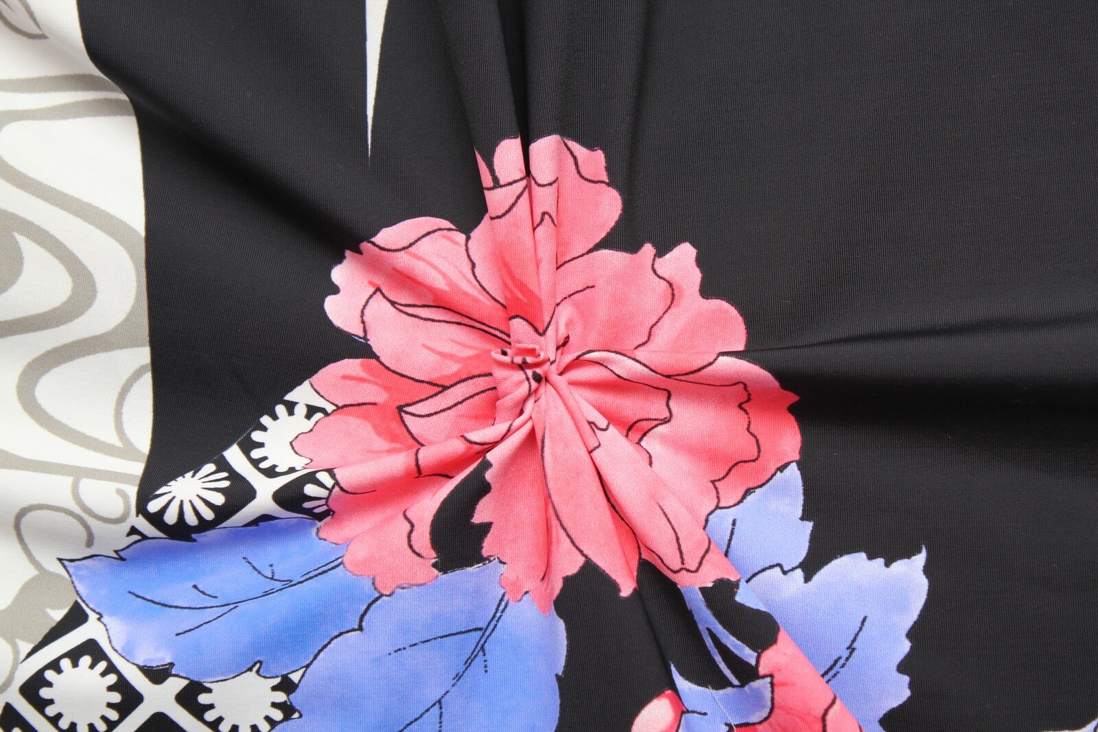 Ткань Трикотаж лайкра Raina D, чёрно-белый с цветами голубыми и розовыми, ш140см, 0,5 м