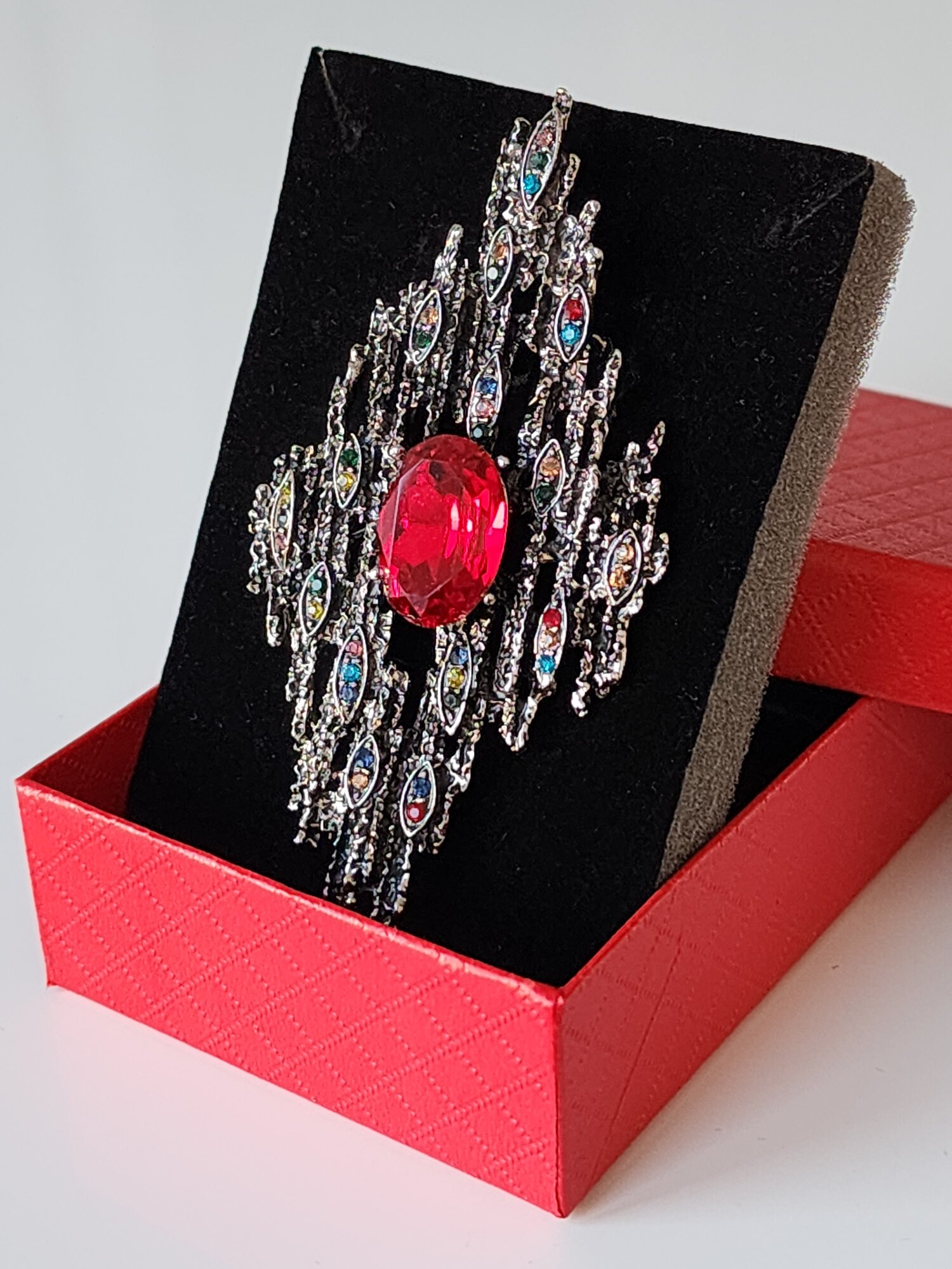 Брошь, стекло