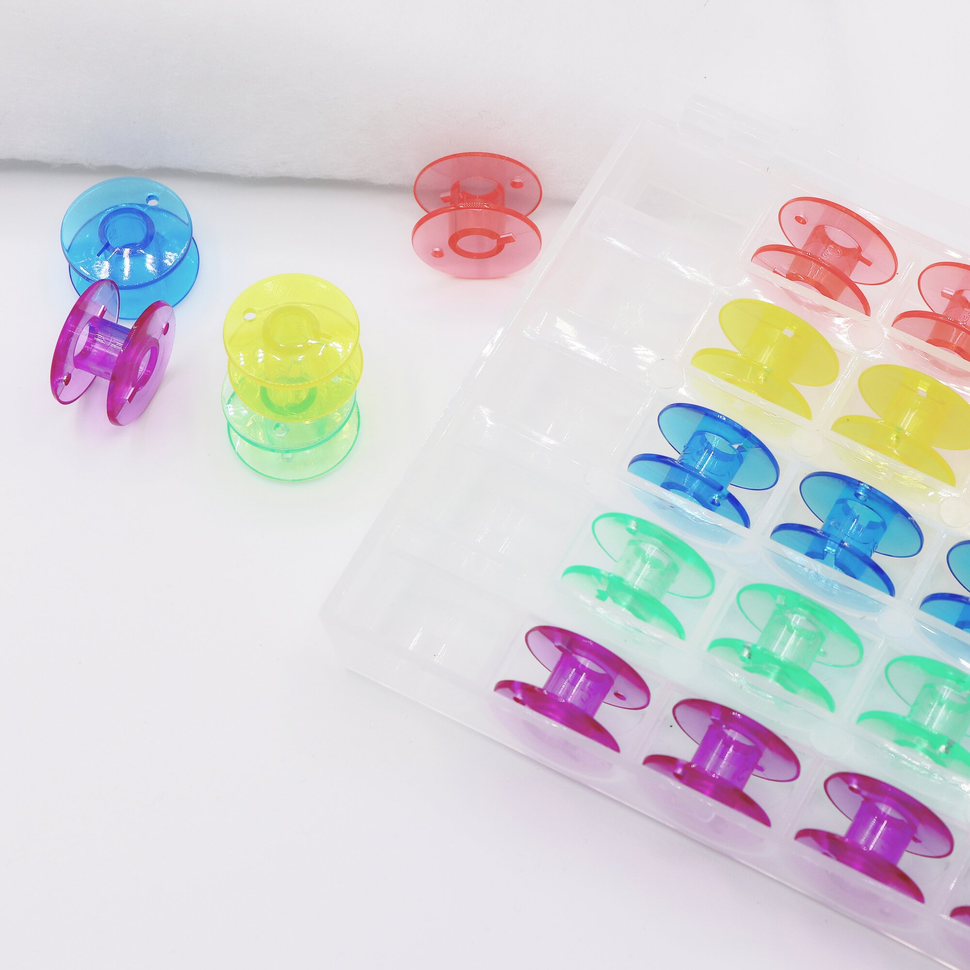 Набор цветных шпулек для бытовых швейных машин в пластиковом боксе, 25 шт