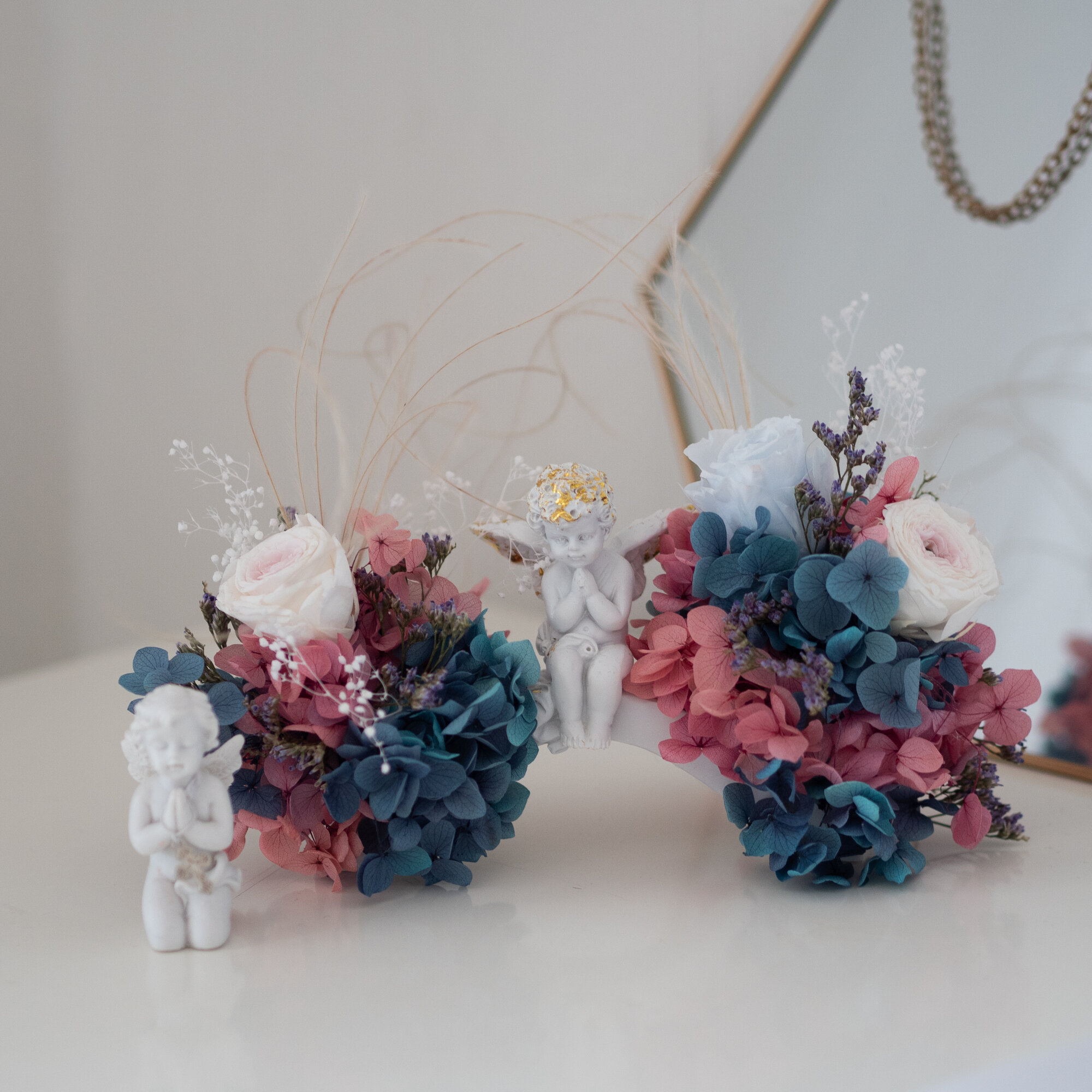 Букет цветов из стабилизированных роз с подсвечниками «Ангелы в молитве», декорированная | Подарок на крестины и Пасху