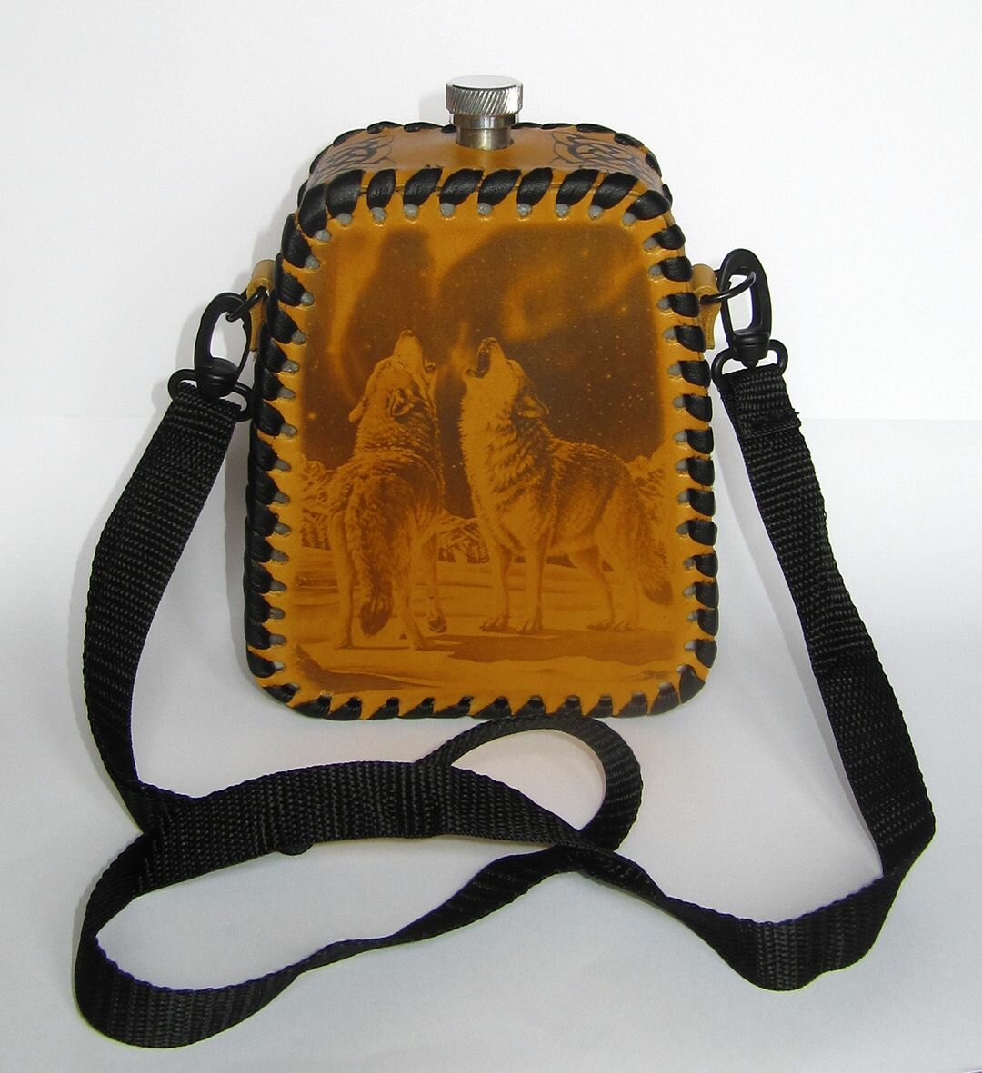 Подарочная фляга из нержавеющей стали 700мл. в кожанном чехле охота (волки). Ручная работа Россия.