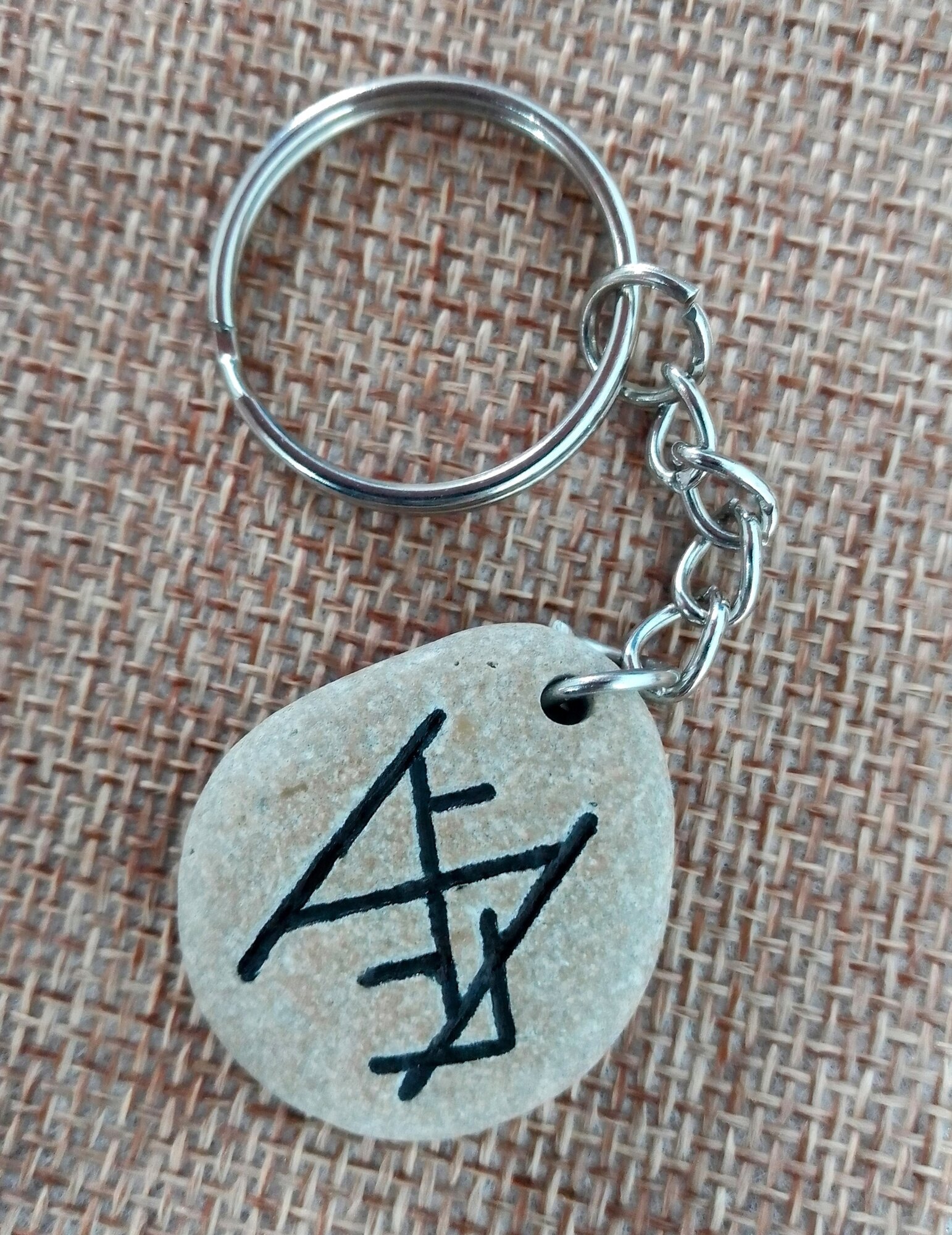 Рунический став на похудение (высечен на камне). Брелок на ключи или сумку.