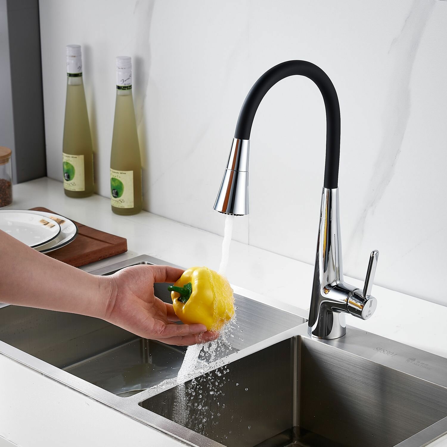 Смеситель для кухни с гибким изливом и трехрежимной лейкой Rose R213