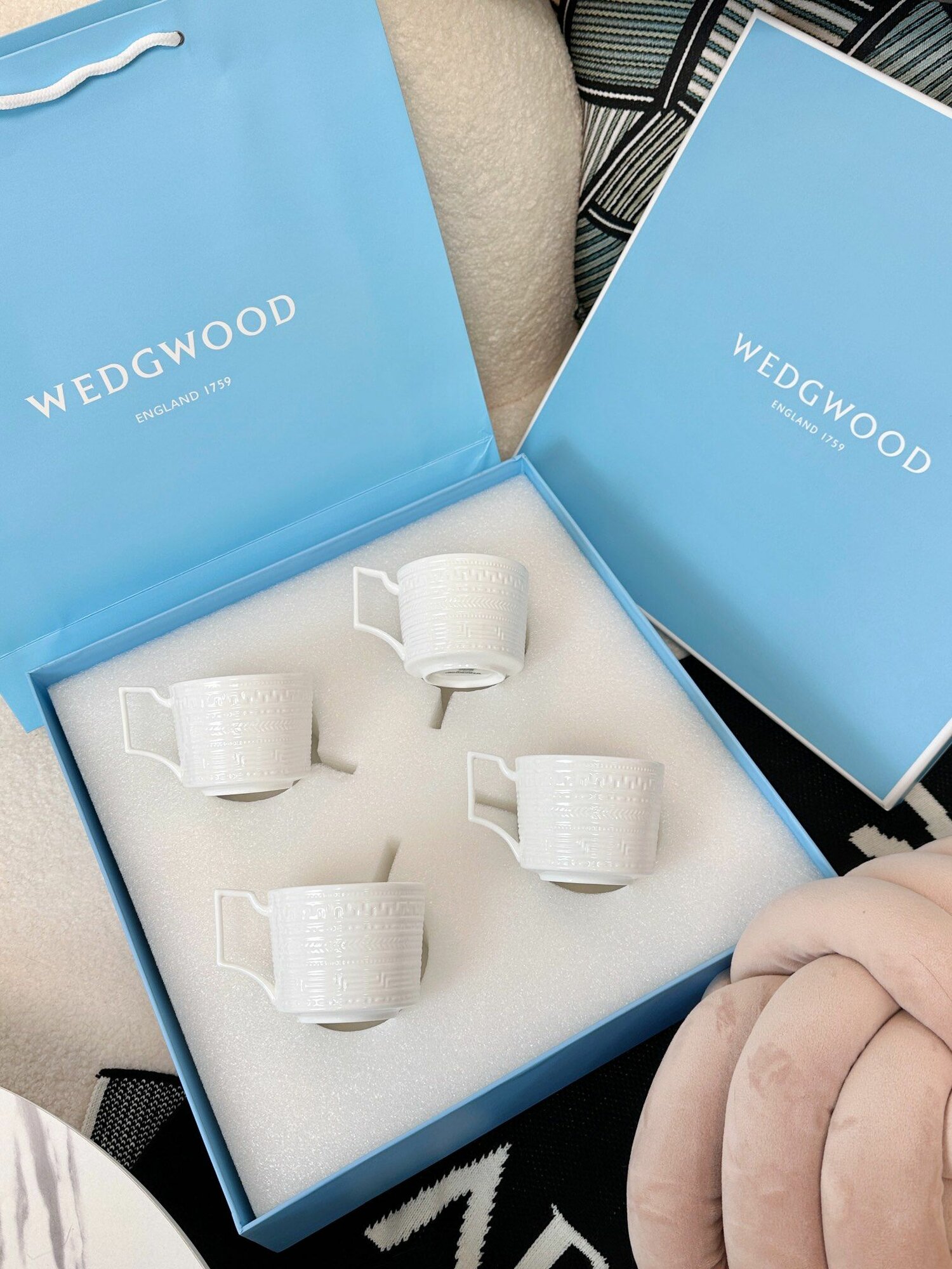 Кофейная чашка из костяного фарфора с тиснением, Wedgwood